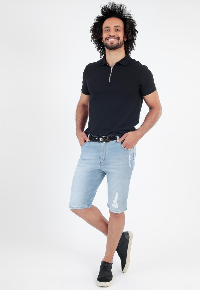 Bermuda masculina jeans slim, com lavagem clara e puídos. A peça possui ... Bermuda masculina jeans slim, com lavagem clara e puídos. A peça possui ...