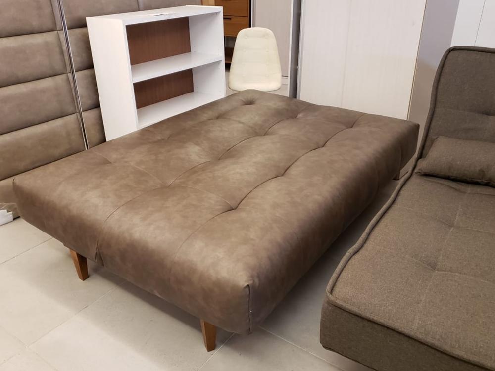 Sofa Cama Flip Com 3 Lugares Assento Courissimo Marrom Base Madeira - 56033 - Carrefour
