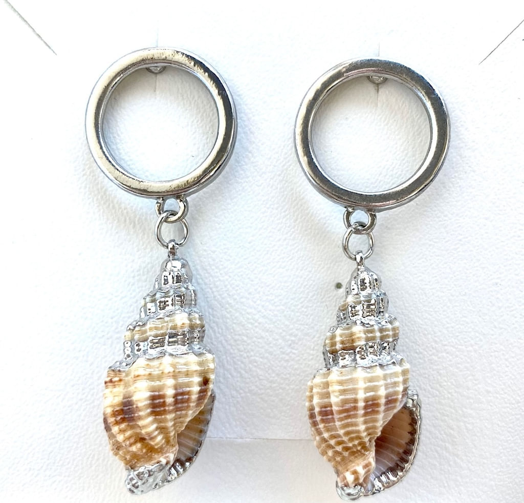 O Brinco concha é feito em metal leve com base circular vazada e concha ...