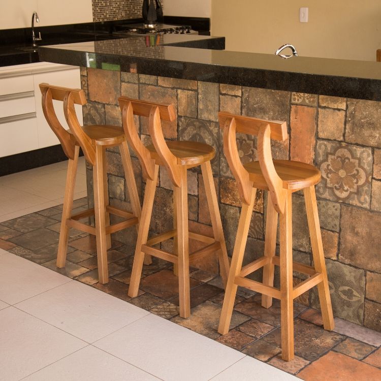 Banqueta Alta de Madeira com Encosto Girafa - Carrefour - Carrefour